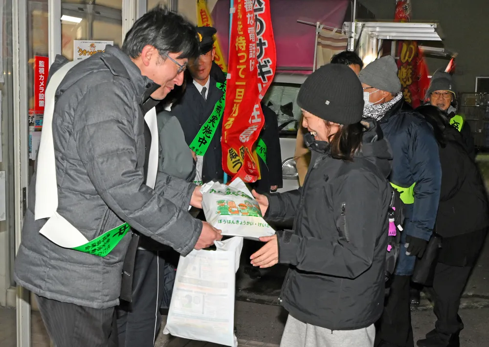 せたな防犯協会が歳末特別警戒：北海道新聞デジタル